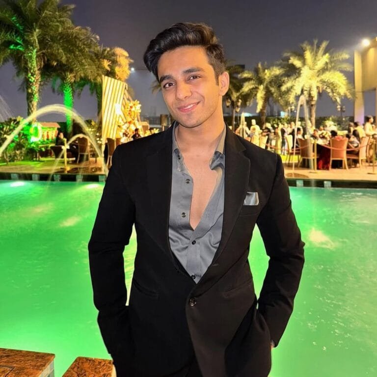 Aarush Bhola height, Age, Net Worth with girlfriend & relationships.